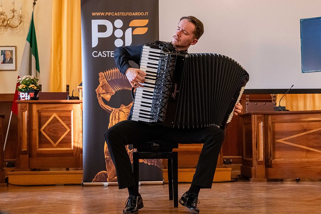 L’amore per la fisarmonica grazie alla nonna – Strumenti&Musica Magazine